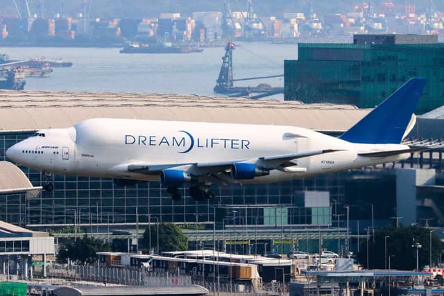 Airbus Beluga vs Boeing Dreamlifter Comparison | WebFlite