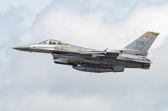F-15 Eagle vs F-16 Fighting Falcon Comparison | WebFlite
